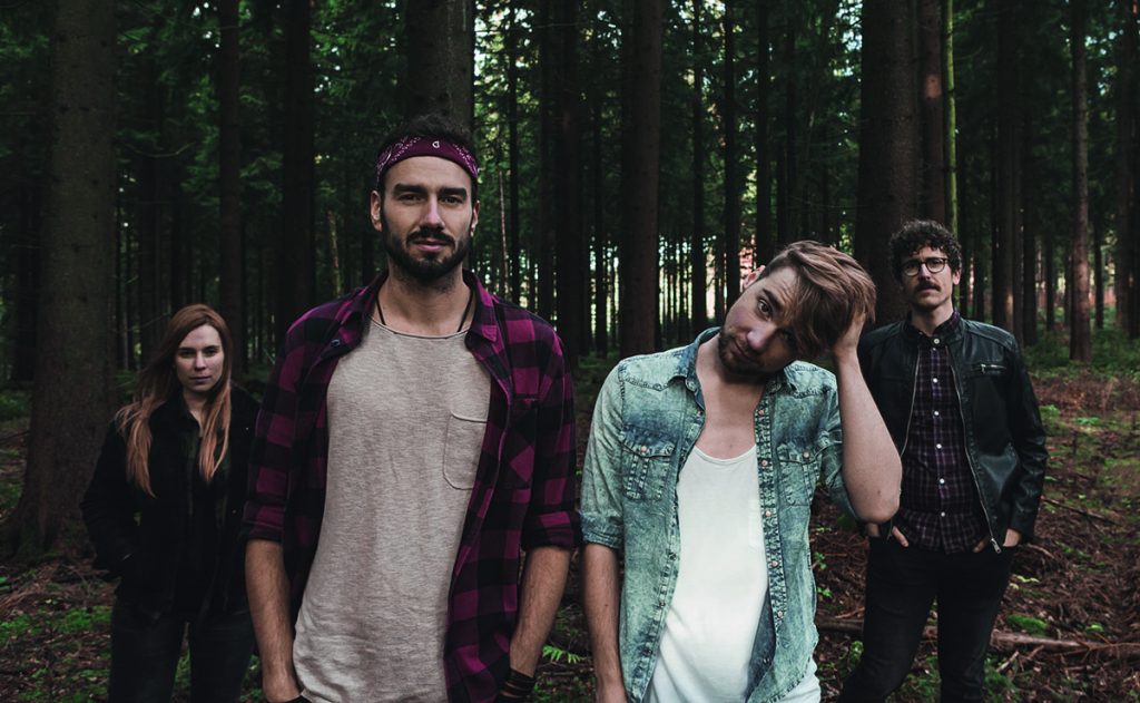 Eindringliche Texte gepaart mit Indie-Gitarren, Banjo, Mandoline und ...