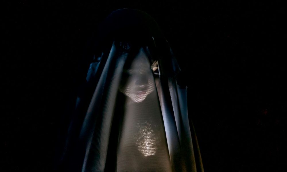 AMY SHARK IST ZURÜCK MIT NEUER MUSIK - ‘EVERYBODY RISE’